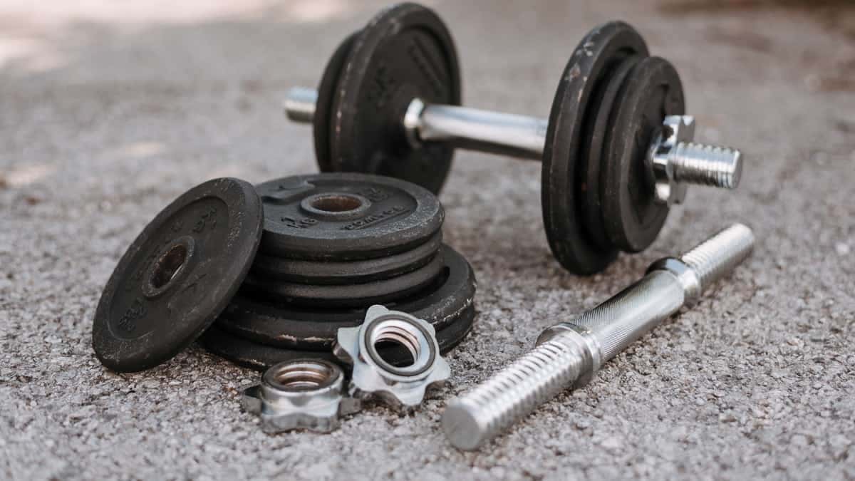 Kit barras e anilhas para treinar em casa: como escolher?